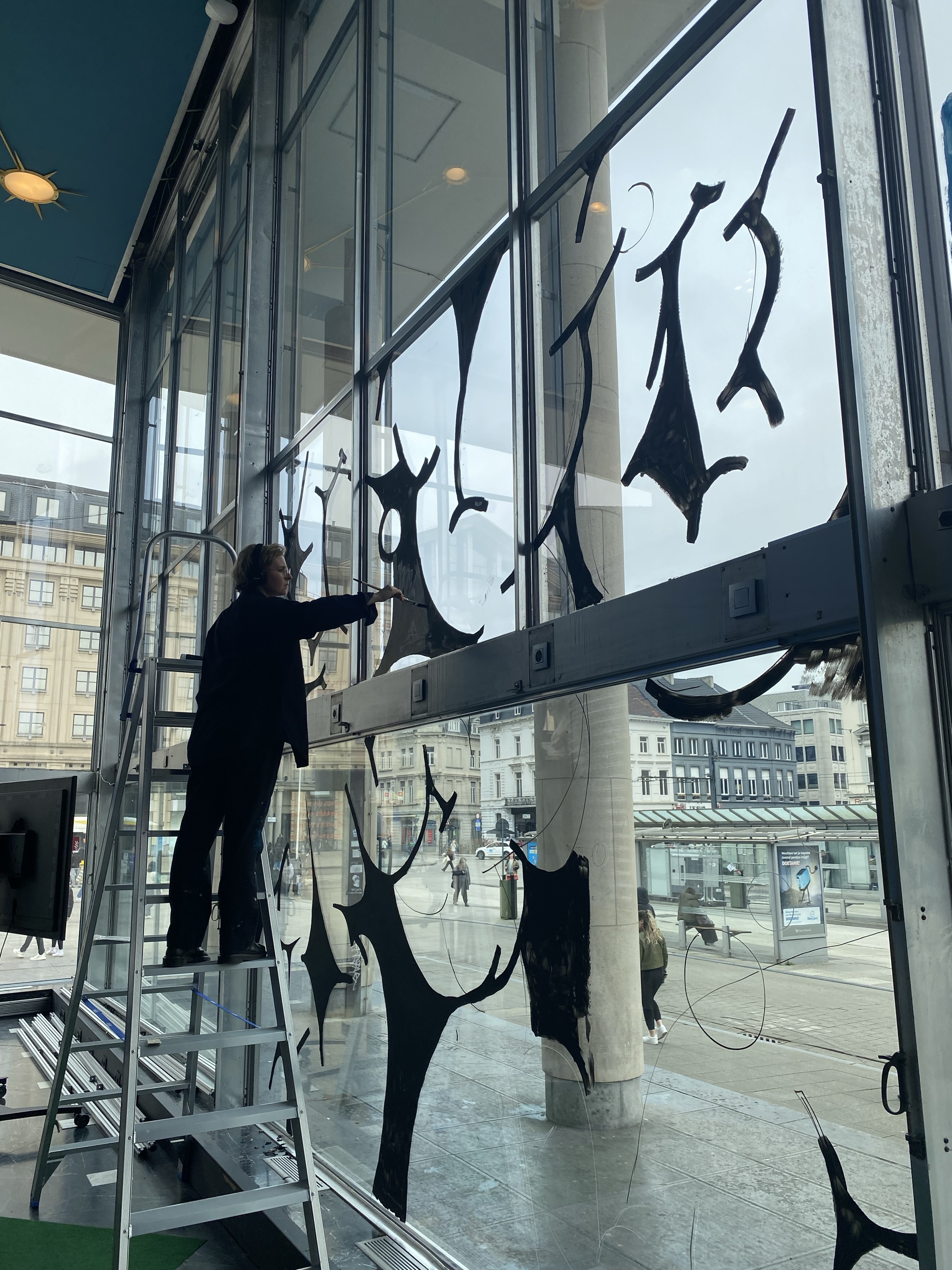 Ramen oude bib omgetoverd tot kunst voor buitenexpo 'Vrouwen in de stad' | Stad Gent (Persruimte)